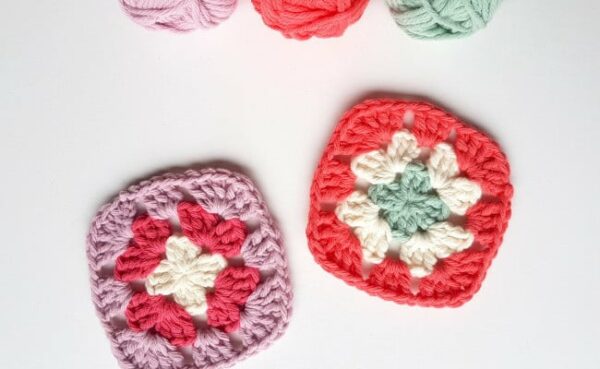 Comment crocheter des granny squares ? Tuto facile pas-à-pas