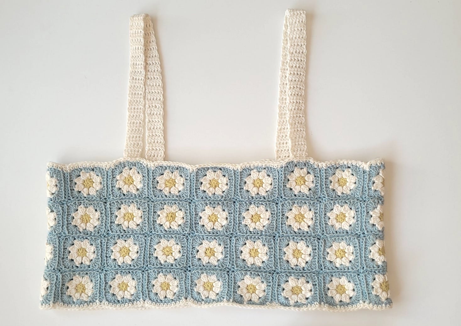 Granny square top : le modèle du top en granny square fleurs