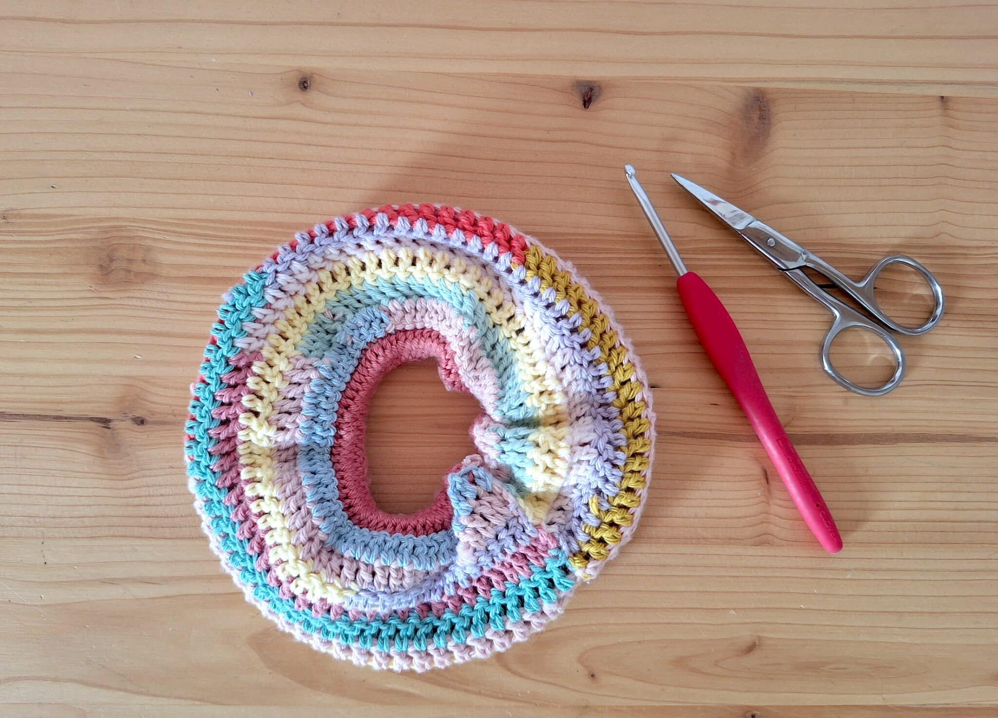 Maxi chouchou multicolore en crochet d'inspi Miu Miu